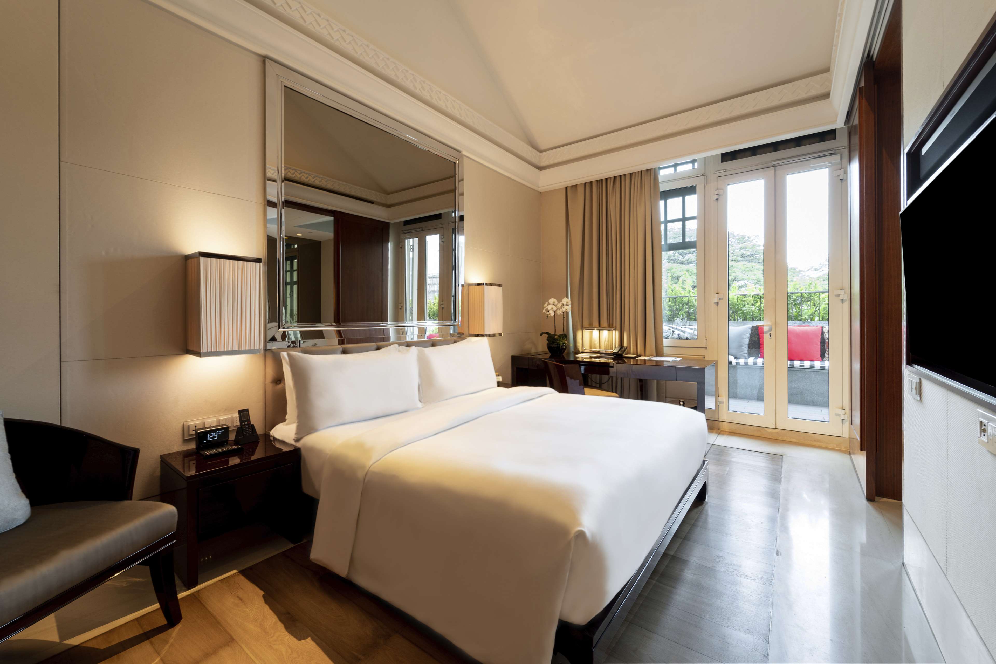 Celebrate 'Lady in Red' l The Capitol Kempinski Hotel Singapore